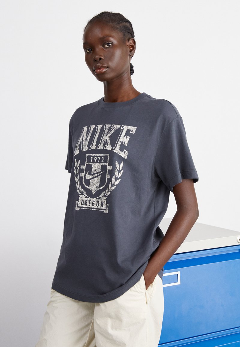 Nike Sportswear W NSW TEE BF VRSTY - T-Shirt print - anthracite/sail ...
