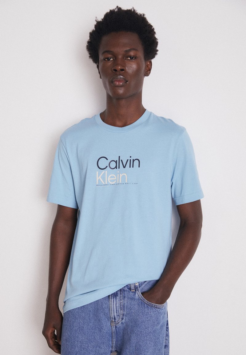 Calvin Klein LOGO - T-Shirt print - tropic blue/hellblau - Zalando.at
