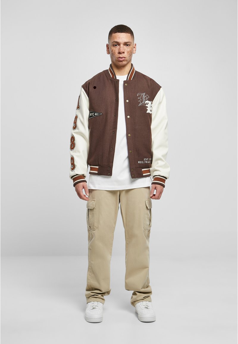 Karl Kani OLD ENGLISH BLOCK COLLEGE - Chaquetas bomber - brown/off ...