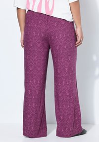 Studio Untold WIDE LEGS PAISLEY - Trousers - berry/pink - Zalando