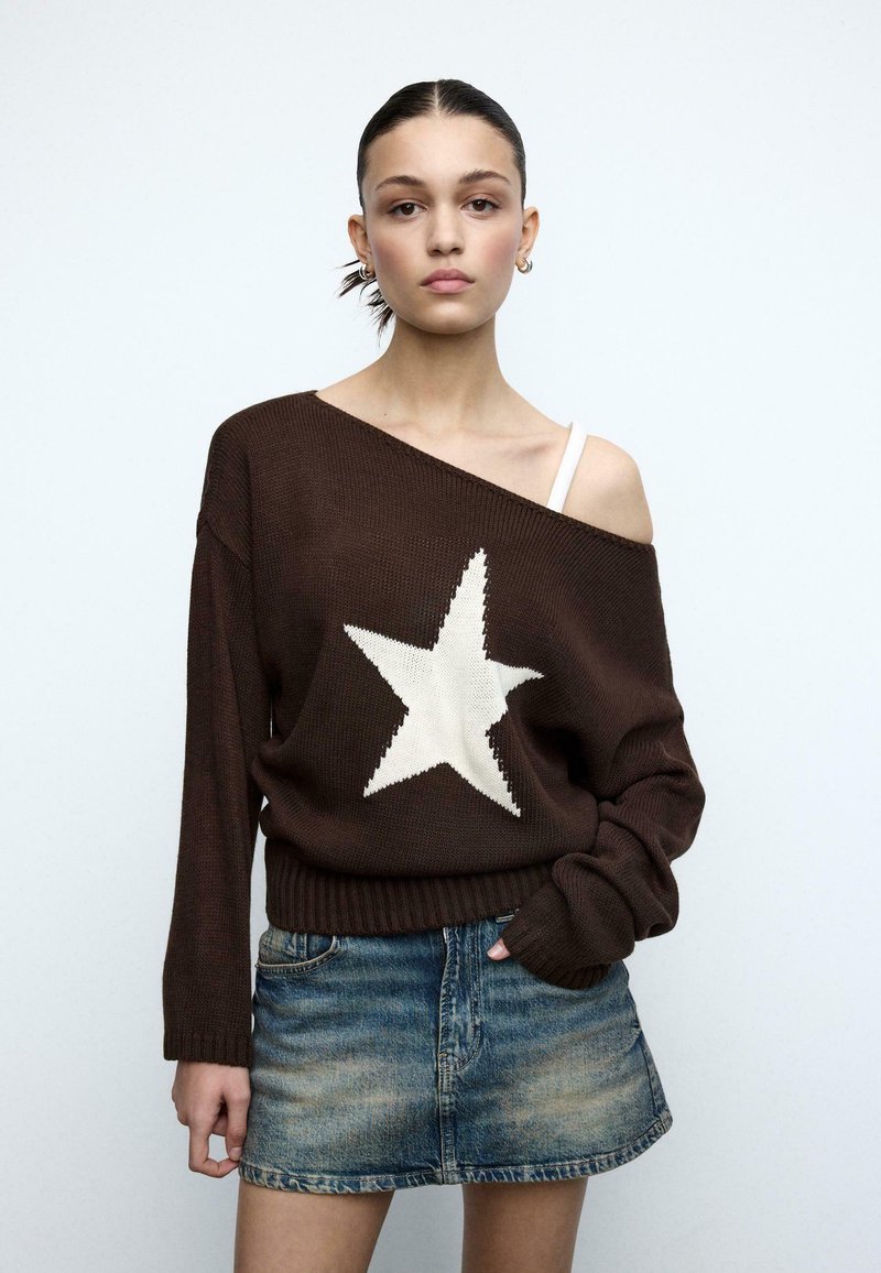 Stradivarius ASYMMETRIC STAR - Svetrík - dark brown/tmavohnedá - Zalando.sk