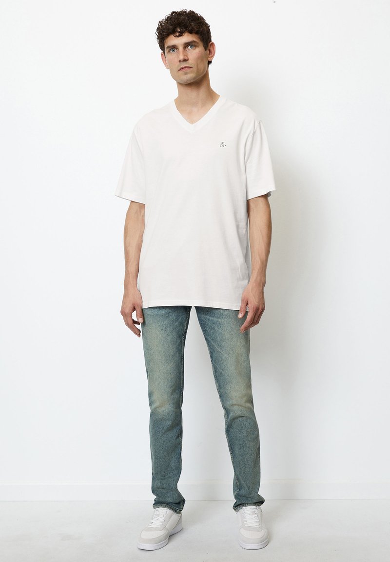 Marc O'Polo MODELL SJÖBO SHAPED STRETCHIGER - Jeans Slim Fit - green ...