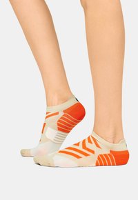 On PERFORMANCE LOW - Trainer socks - haze flame/beige - Zalando.ie