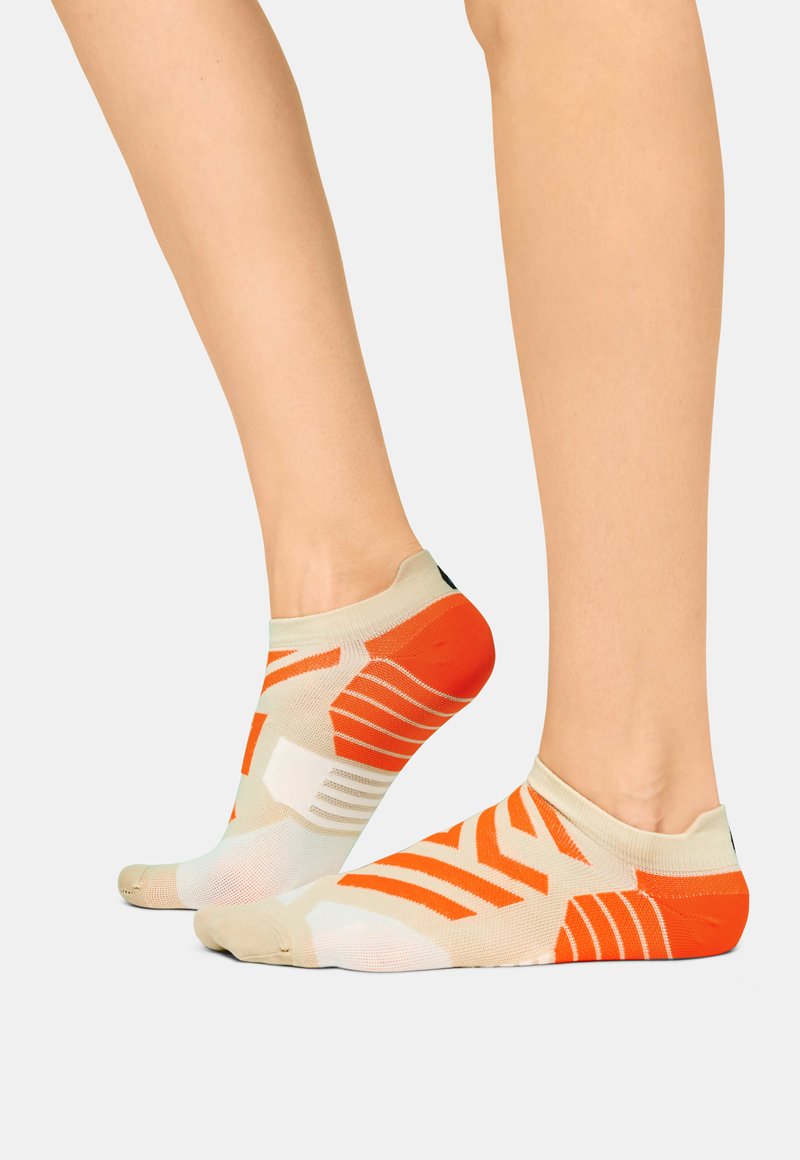 On PERFORMANCE LOW - Trainer socks - haze flame/beige - Zalando