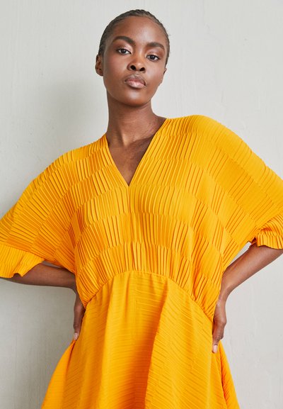 Henrik Vibskov CAMI PLISSÉ DRESS - Vestido informal - dark cheddar ...