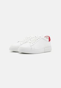 kate spade new york LIFT - Tenisky - true white/perfect cherry/bílá ...