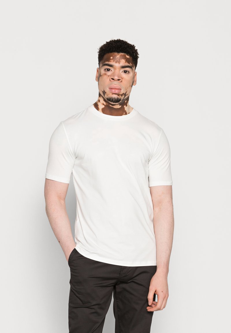 Scotch & Soda CLASSIC CREWNECK TEE - T-shirts - white/hvit - Zalando.no