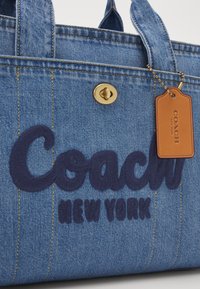 Coach CARGO TOTE - Handväska - indigo/blå denim - Zalando.se
