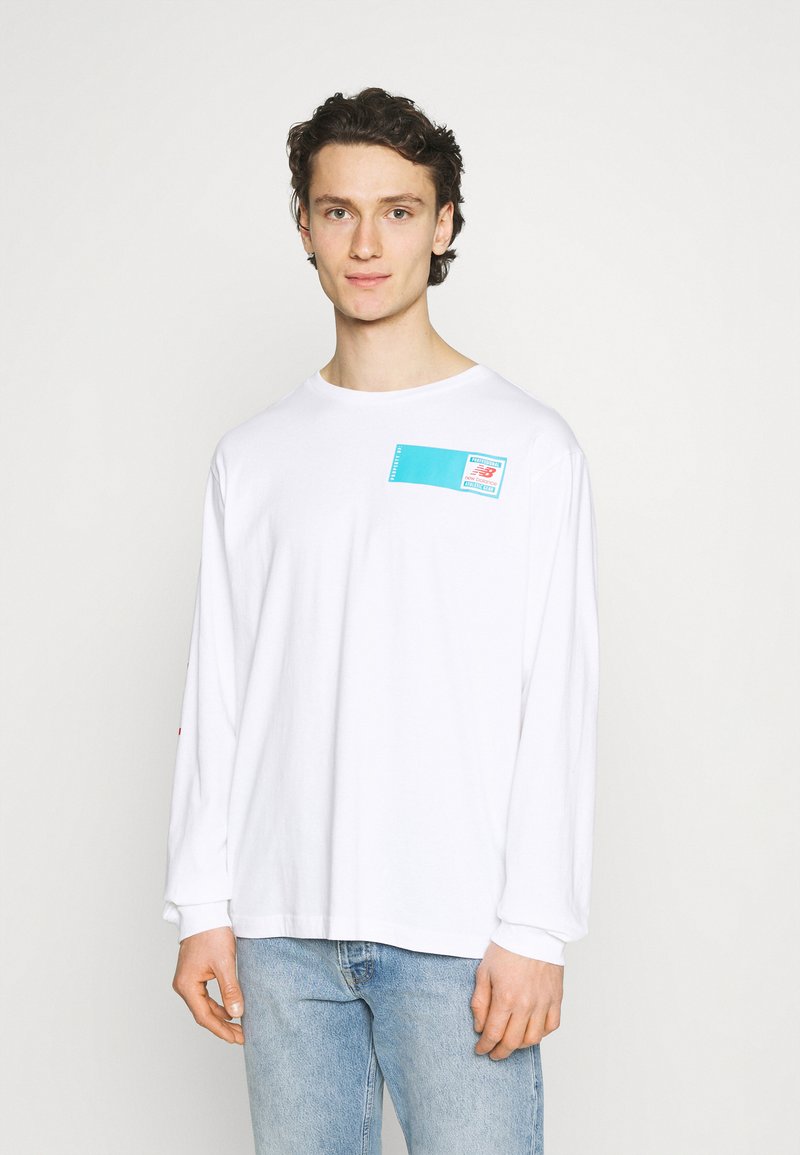 new-balance-essentials-field-day-tee-langarmshirt-white-wei