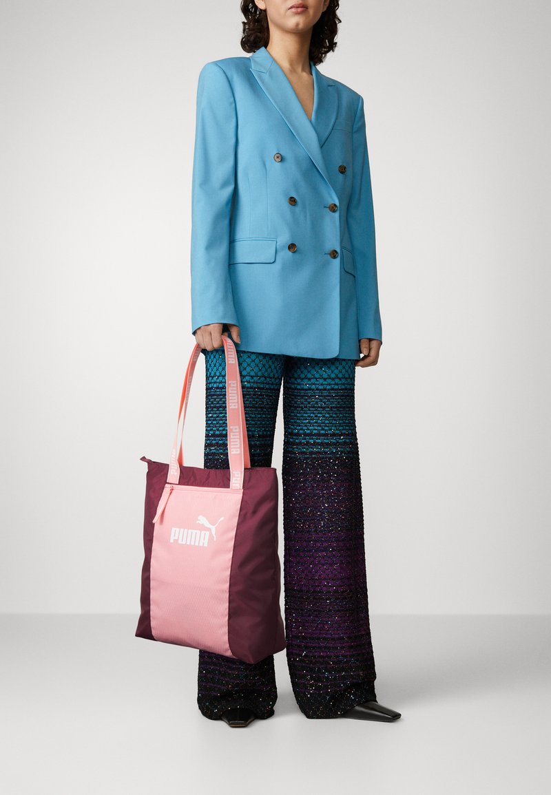 Puma CORE BASE - Shopper - peach smoothie/dark jasper/donkerroze ...