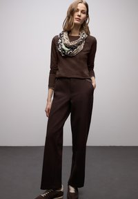 Street One GEMUSTERTER LOOP - Tubhalsduk - braun/mörkbrun - Zalando.se