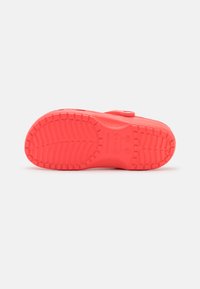Crocs CLASSIC UNISEX - Clogs - neon watermelon/koralle - Zalando.de