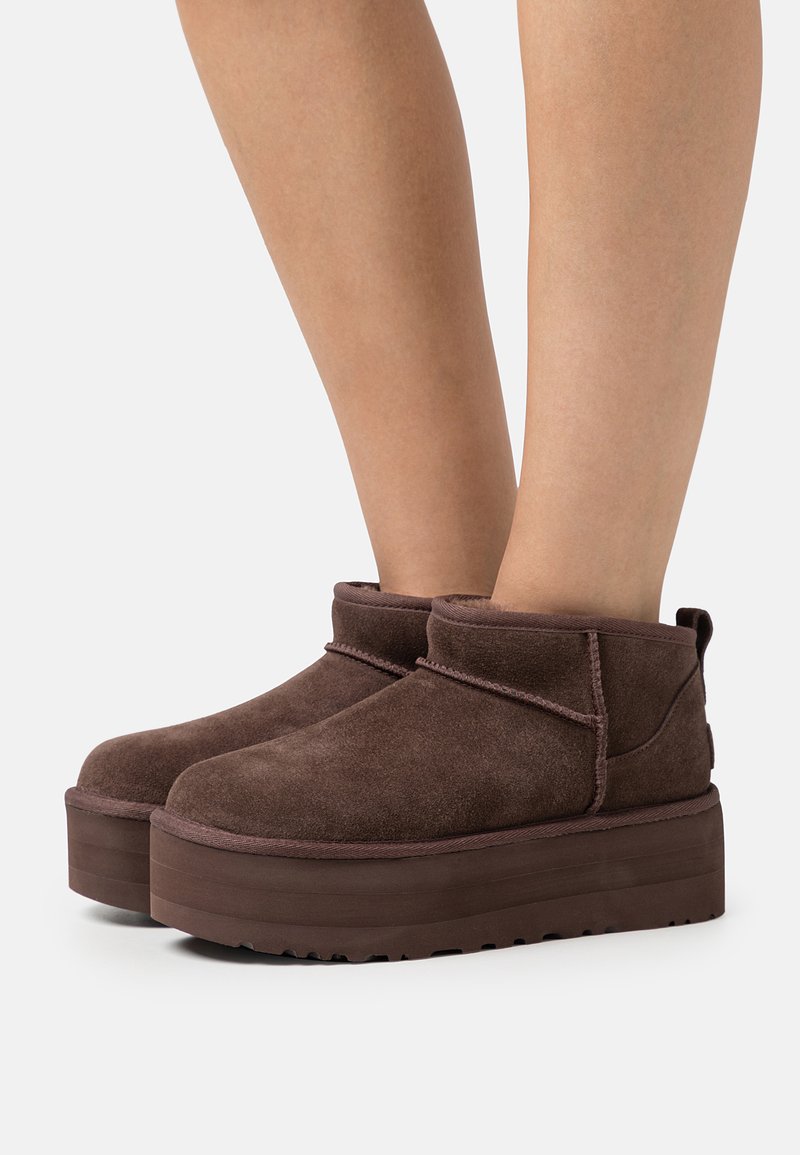 UGG CLASSIC ULTRA MINI PLATFORM - Platform ankle boots - burnt cedar/dark brown - Zalando