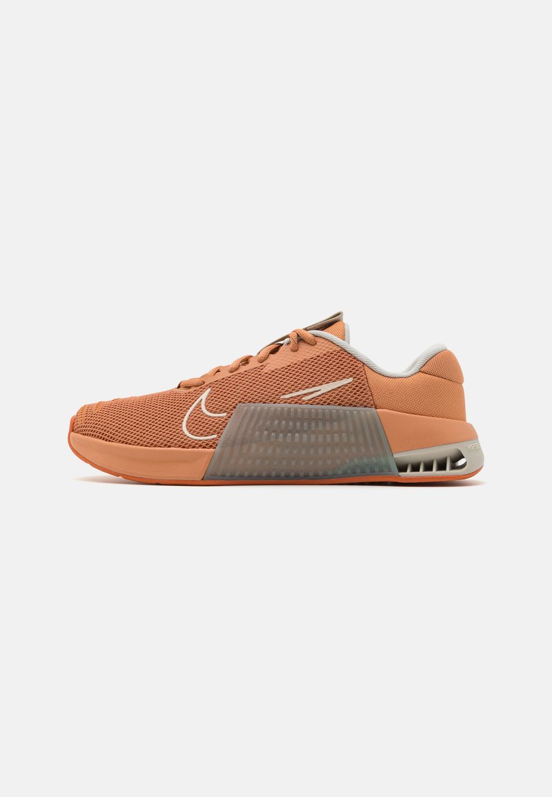 Nike Performance METCON 9 - Trainingsschoen - amber brown/light bone ...