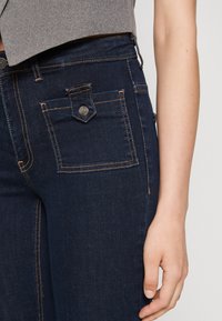 ONLY ONLPAOLA POCKET - Flared Jeans - dark blue denim/donkerblauw - Zalando.nl