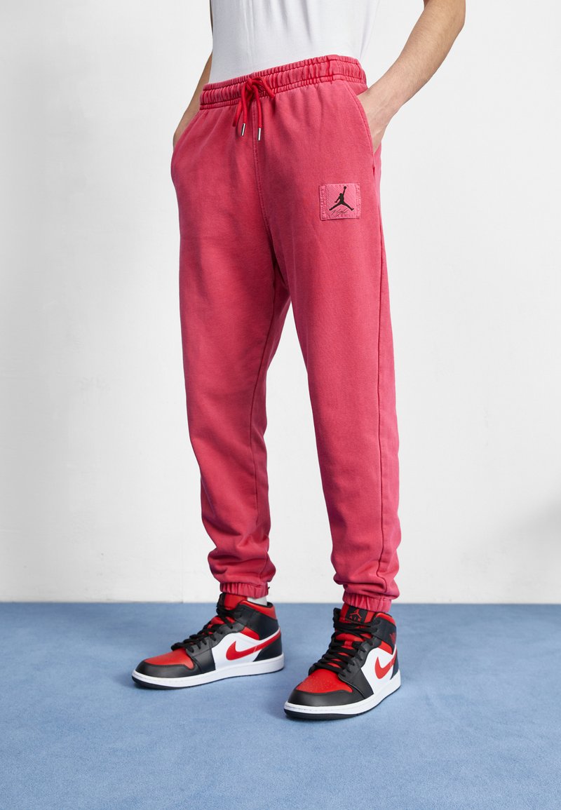 Jordan M J ESS STMT WASH FLC PNT - Tepláky - cardinal red/tmavočervená ...