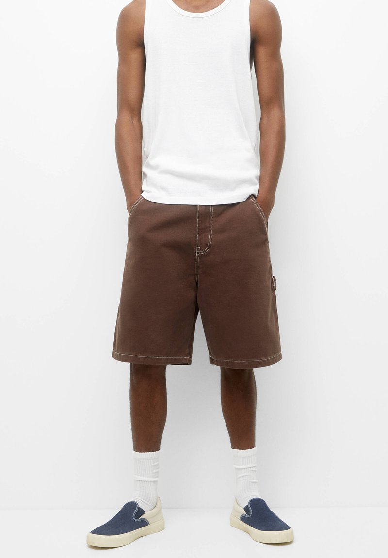 PULL&BEAR CARPENTER BERMUDA - Jeans Shorts - dark red/dunkelrot ...