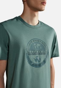 Napapijri BOLLO - T-Shirt print - green balsam/grün - Zalando