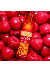 NYX Professional Makeup DUCK PLUMP - Lip plumper - cherry spice/beige ...