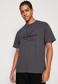 Calvin Klein Jeans MONOLOGO WASHED TEE UNISEX - T-shirt print - washed black/zwart - Zalando.nl