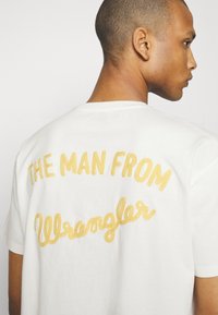 Wrangler SLOGAN TEE - T-Shirt print - worn white/weiß - Zalando.de
