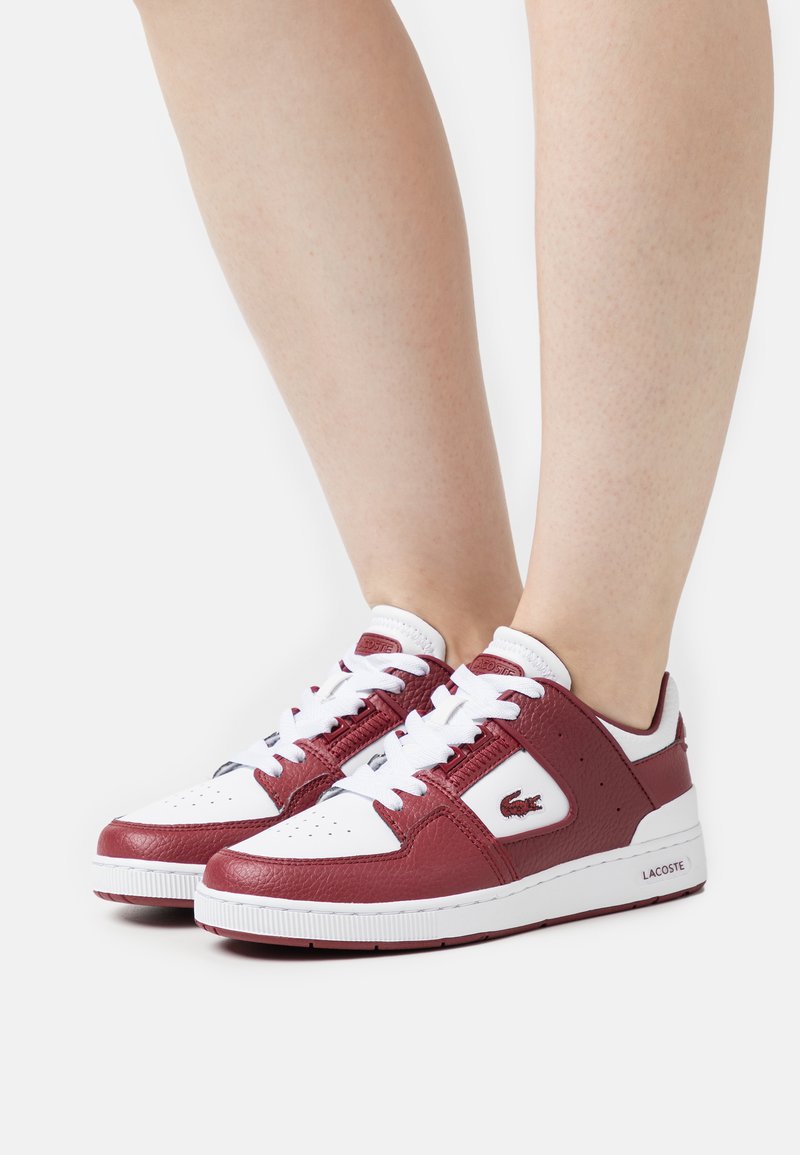 Lacoste COURT CAGE - Tenisky - white/burgundy/biela - Zalando.sk