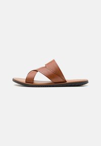 Pier One LEATHER - Sandalias planas - cognac/coñac - Zalando.es