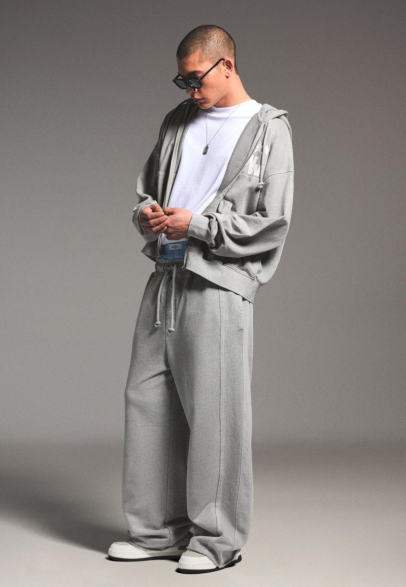 Bershka SUPER BAGGY TERRY WASHED - Nohavice - light grey/svetlosivá ...