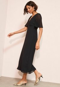 Friends Like These PETITE FIT - V-NECK MIDI - Jerseykleid - black ...