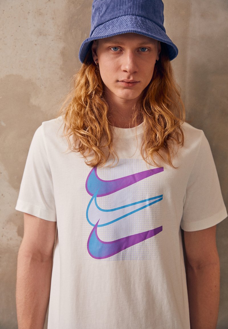 Nike Sportswear TEE - Triko s potiskem - white/bílá - Zalando.cz