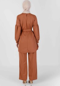 Modanisa TAN TAVIN SET - Stoffhose - ochre/ocker - Zalando.de