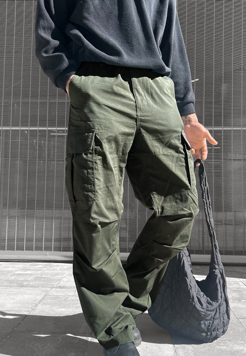 Tommy Jeans AIDEN BAGGY PANT - Pantalones cargo - avalon green/verde ...