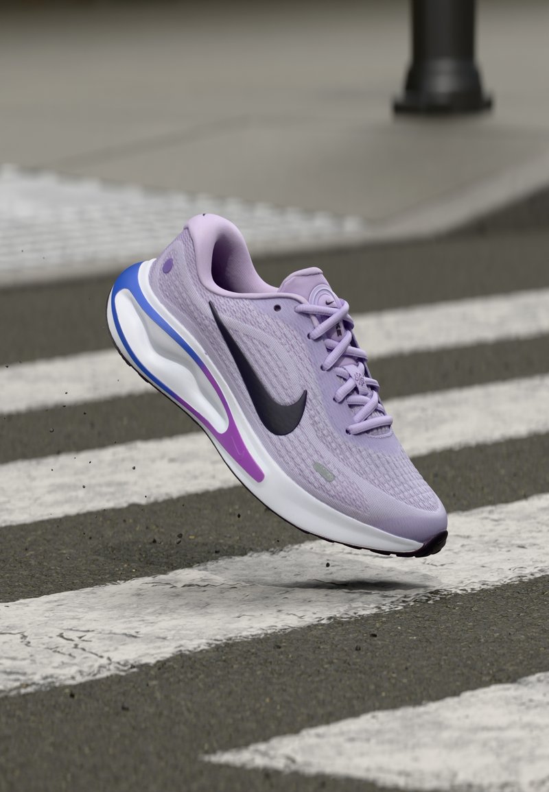 Nike Performance JOURNEY RUN - Laufschuh Straße - violet mist/purple ...