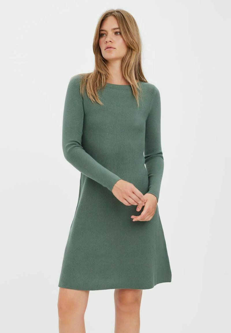 Vero Moda MINI U-BOOT-AUSSCHNITT - Strickkleid - laurel wreath/grün ...