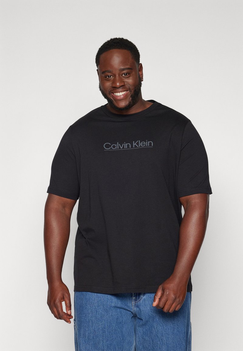 Calvin Klein RAISED LINE LOGO - T-shirts med print - black/svart ...