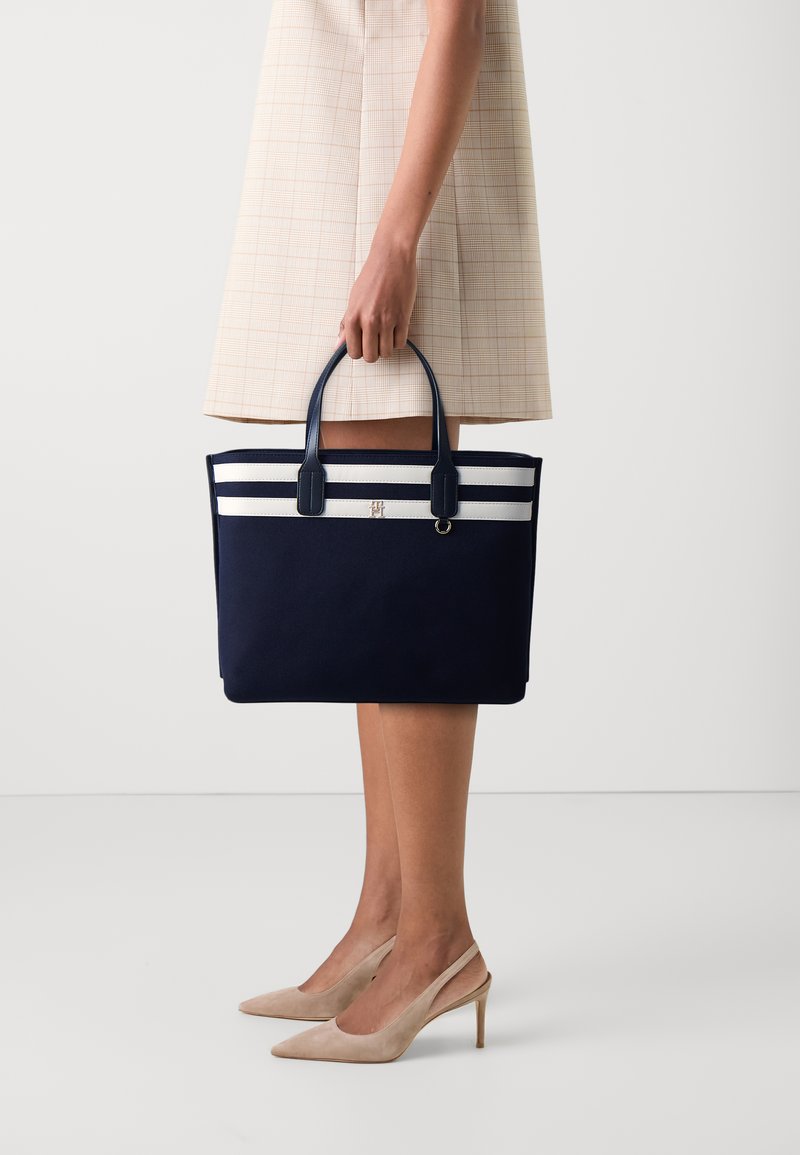 Tommy Hilfiger DISTINCT SATCHEL MELTON - Tote bag - space blue/dark ...