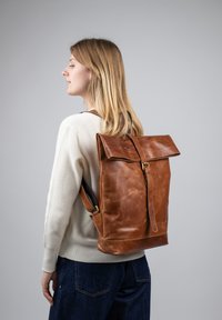 SID & VAIN ROLLTOP LEATHER BACKPACK JAY - Tagesrucksack - braun ...