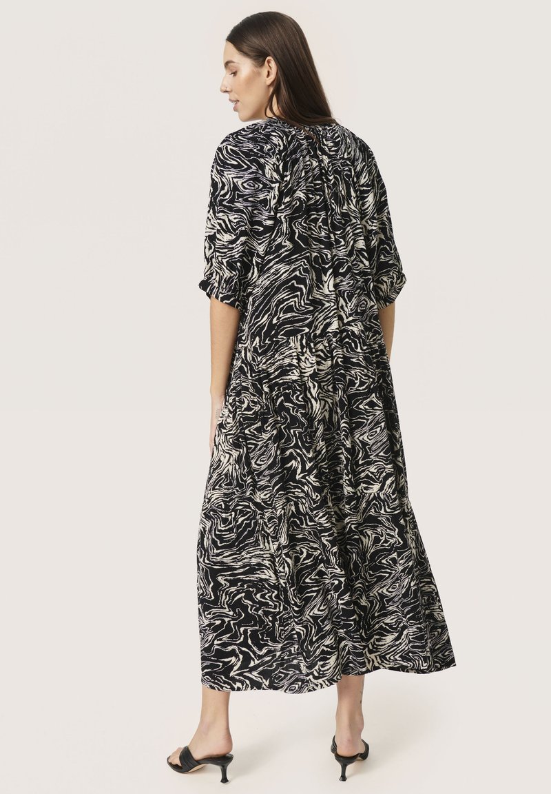 Soaked in Luxury SLZAYA FLOWY - Robe longue - black swirl print/noir ...