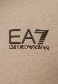 EA7 Emporio Armani TRAIN CORE - Langarmshirt - roasted cashew/sand - Zalando
