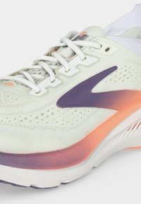 Brooks GLYCERIN GTS 23 - Väglöparskor - white mulled/vit - Zalando.se