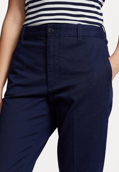 Polo Ralph Lauren CROPPED SLIM FIT TWILL CHINO PANT - Pantalones chinos - newport navy/azul ...