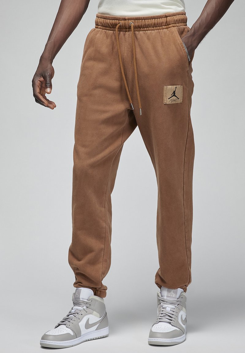 Jordan M J ESS STMT WASH FLC PNT - Trainingsbroek - light british tan ...