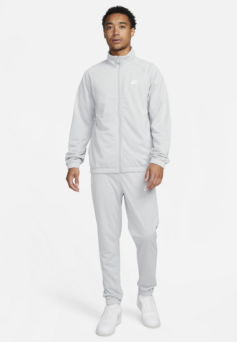 Nike Sportswear CLUB - Tuta - light smoke grey/white/grigio - Zalando.it