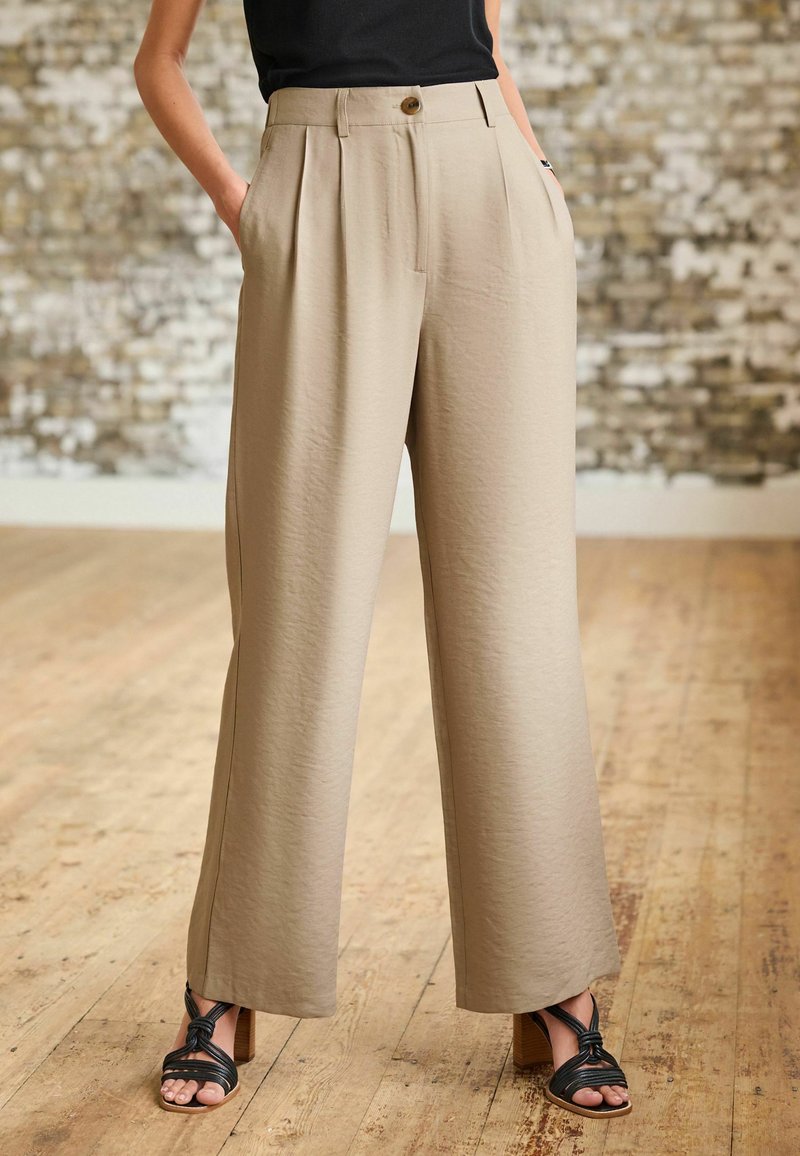 Next TAILORED ELASTIC BACK WIDE LEG TROUSERS - Broek - mink brown/beige ...