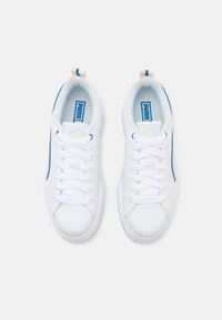 Puma MAYZE RETRO RESORT - Sneaker low - white/team royal/weiß - Zalando.ch