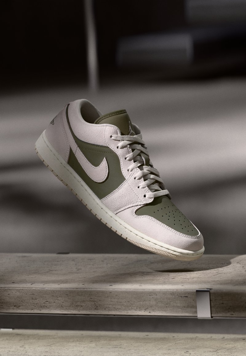 Jordan AIR JORDAN 1 LOW SE - Trainers - med olive/light orewood brown ...