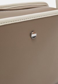 BOSS SANDY CROSSBODY - Taška s příčným popruhem - medium beige/béžová ...