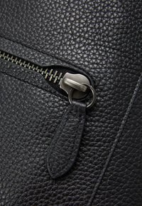 COACH BECK ROLL TOP BACKPACK IN PEBBLE UNISEX - Sac à dos - black/noir ...
