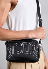 GCDS LOGO BELT BAG UNISEX - Umhängetasche - bright white/weiß - Zalando