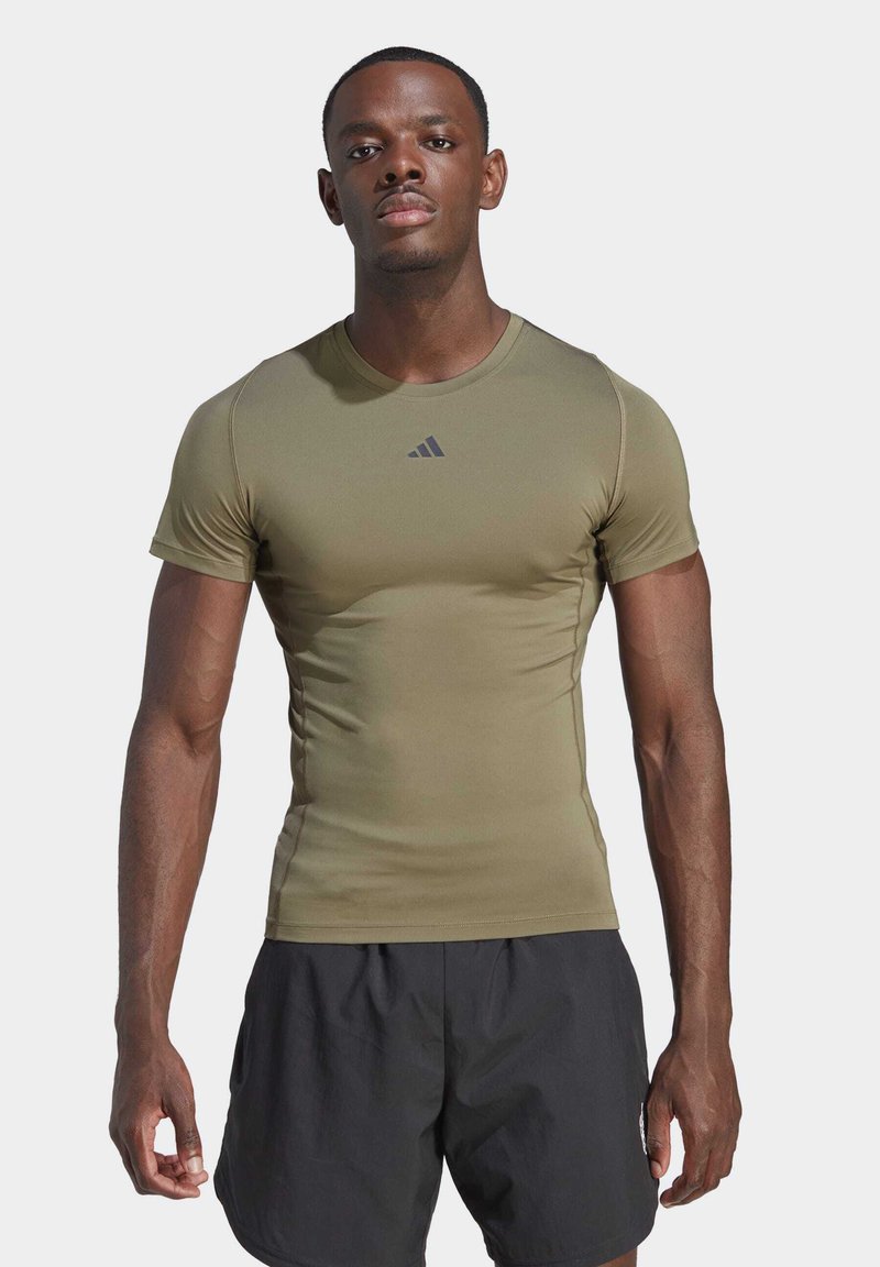adidas Performance TECHFIT - T-shirt print - olive strata/olijfgroen ...